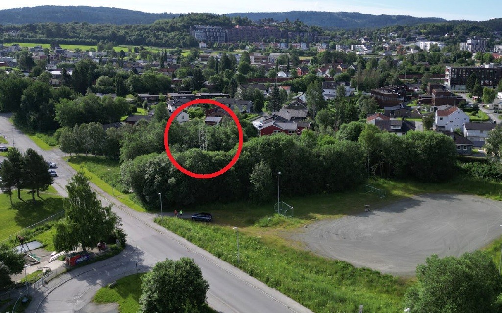 Sier nei til 24 meter høy mobilmast ved lekeområde på Brøset ...