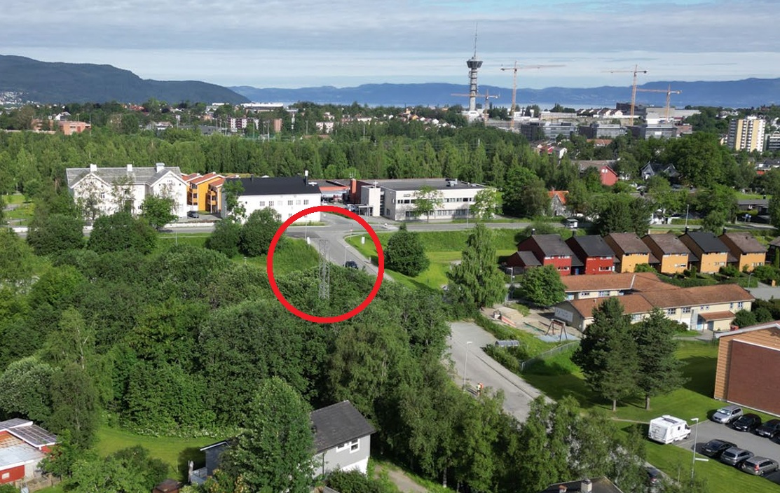 Sier nei til 24 meter høy mobilmast ved lekeområde på Brøset ...